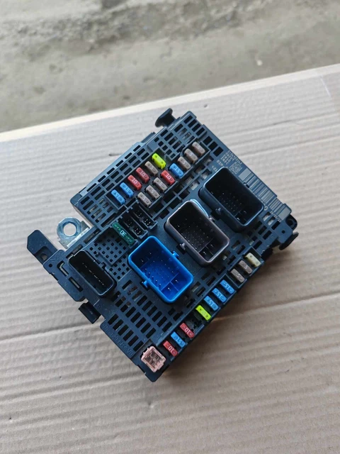 BOITE A FUSIBLES Citroen Ds5 (Baie Moteur) 2011-2019 Mk1 9677987580 EUR ...