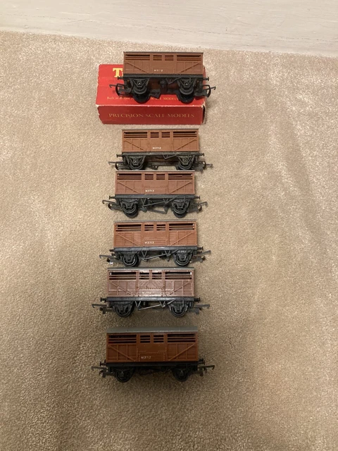 RAKE OF 6 Triang Railway R122 Cattle Wagons M3713/2 - OO Gauge 1 boxed ...