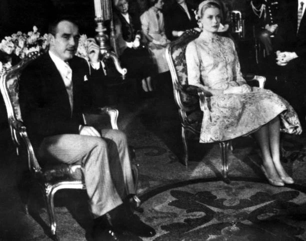 PRINCE RAINIER MONACO film actress Miss Grace Kelly sit side s- 1956 ...