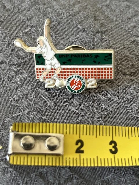 PIN'S ARTHUS-BERTRAND ROLAND Garros BNP Paribas 2002 24 X 32 mm Argenté EUR 10,00 - PicClick FR
