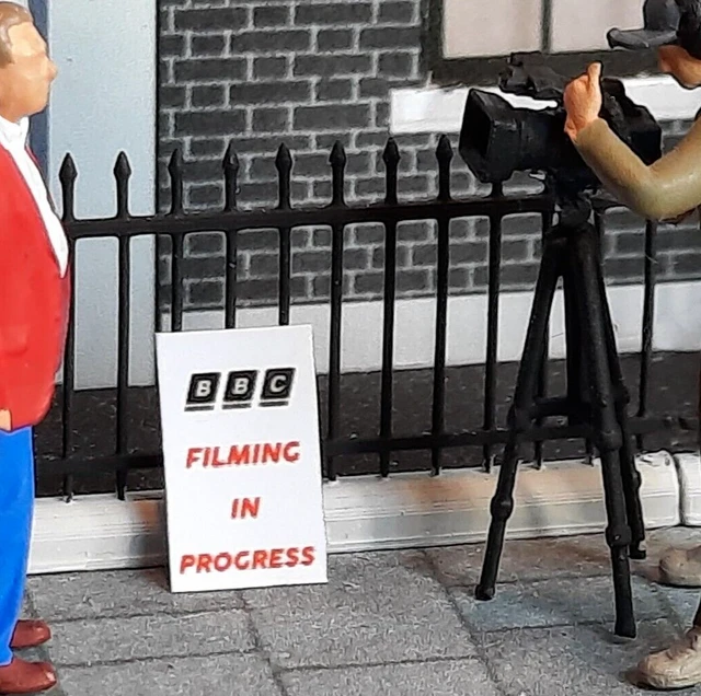 OO GAUGE BBC Tv Filming Signs Decal Kit + Itv & Film Crew Ideal For ...
