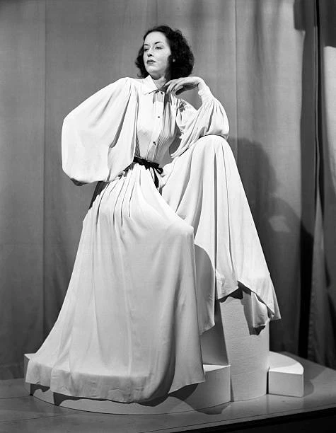 RADIO ACTRESS CATHERINE McCune models fashions She is a cast mem 1940s ...