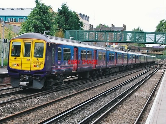 PHOTO CLASS 319 4-Car Emu No 321 454 Speeds Through Sydenham On A Luton ...