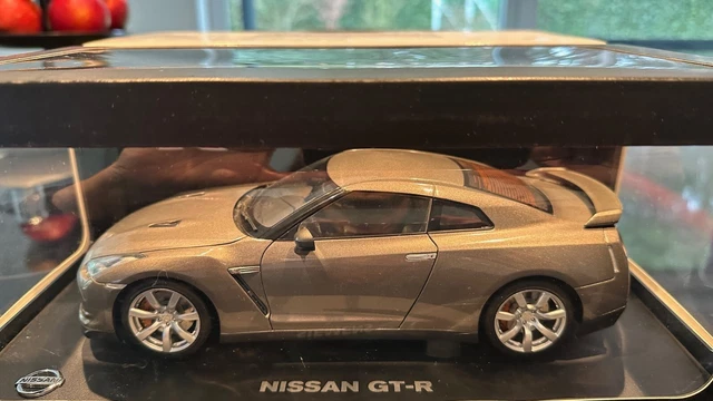 NISSAN GT-R (R35)- Titanium Grey ( AUTOart ) 1/18 RARE DEALER ED. KWAM0 ...