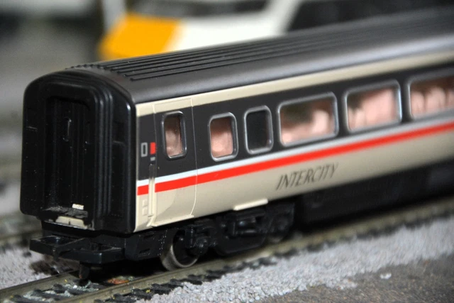 HORNBY MK4 COACH for InterCity 225 oo gauge Swallow Executive Livery ...
