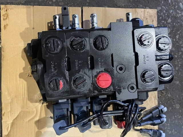 JCB PARKER VALVE Block P/N 332/E5772 Price Inc Vat £1,500.00 - PicClick UK