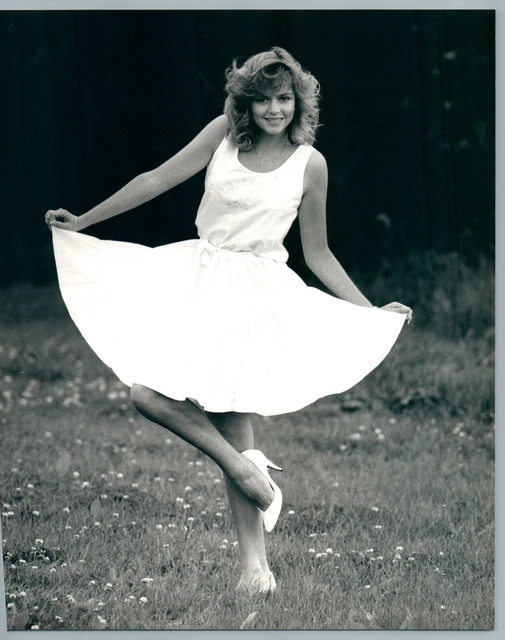 1980'S AMBER BEZER ACTRICE POSE PIN-UP GLAMOUR PHOTO VINTAGE PRESSE ...