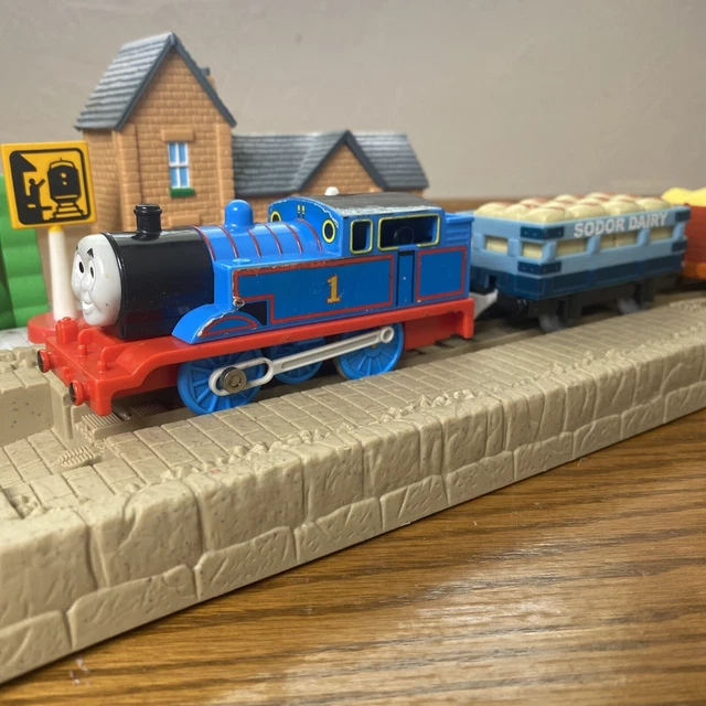 THOMAS FRIENDS TRACKMASTER Sodor Dairy McColl's Farm Motorized Train ...