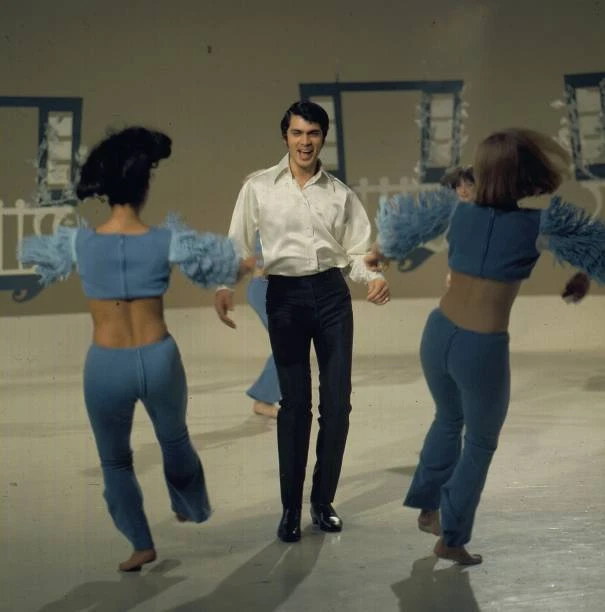 SINGER ENGELBERT HUMPERDINCK Performs With The Peter Gordino D 1960s ...
