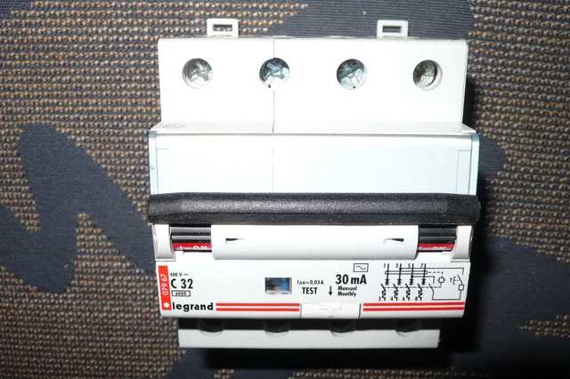 DISJONCTEUR DIFFERENTIEL TETRAPOLAIRE 32A 30mA COURBE C TYPE AC LEGRAND ...