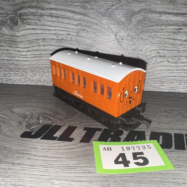 HORNBY THOMAS AND Friends R110 Annie Coach Thomas the Tank Engine £8.99 ...