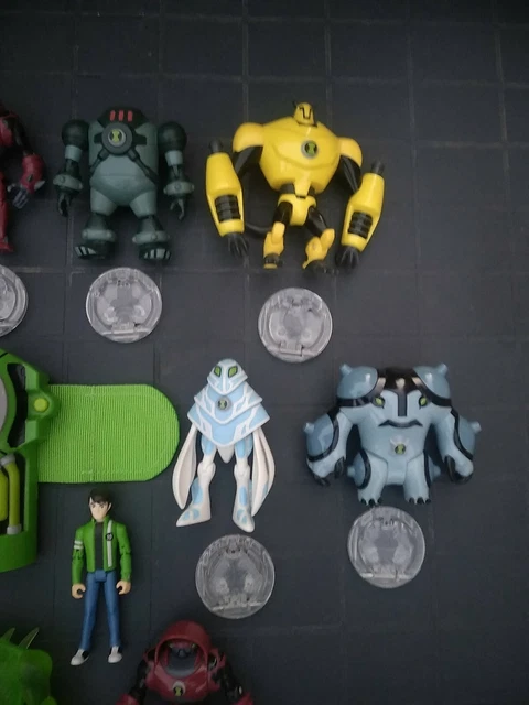BEN 10 ULTIMATE Alien - Disc Alien Ultimatrix + 12 Figurines avec ...