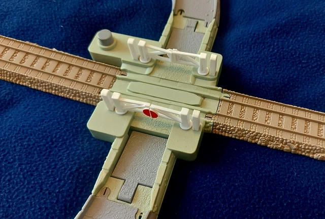 THOMAS AND FRIENDS Trackmaster Road Bridge Rare Level Crossing Track £0 ...