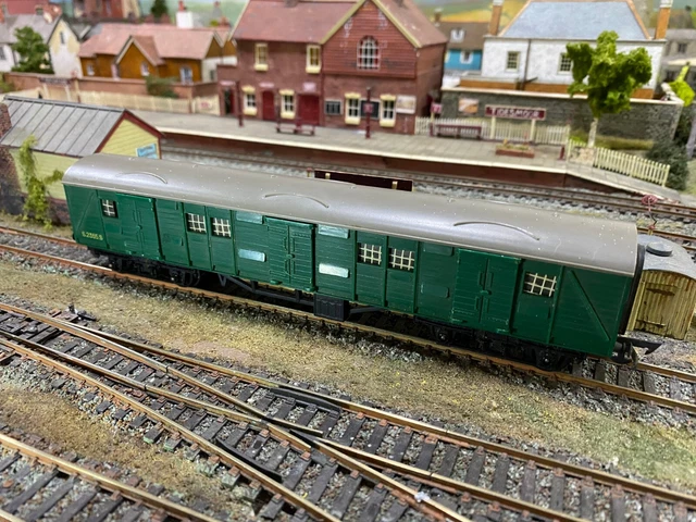 TRI-ANG OO R226 SR Green 9" Utility Coach/Van Fully Intact With Opening ...