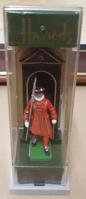 BRITAINS COLLECTION / Harrods Beefeater & Sentry Box In Plastic Display ...
