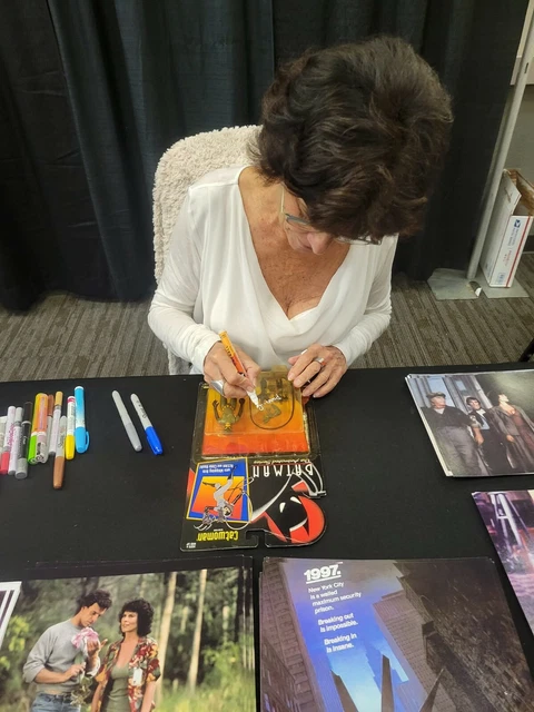 FIGURINE CATWOMAN SIGNÉE Adrienne Barbeau Batman Animated Swamp Thing ...