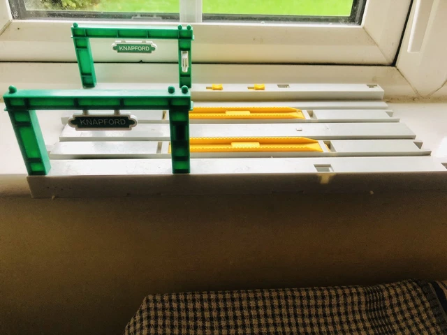 KNAPFORD STATION TRACKMASTER Tomy Thomas the tank engine Base & Station ...