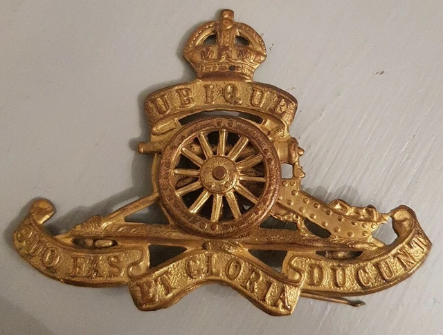 WW1 WW2 MILITARIA Brass cap Badge with pin Ubique quo fas et Gloria ...