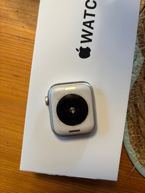 APPLE WATCH SE 3 40mm bianco crepato ma funzionante. Comprato il 09/08 ...