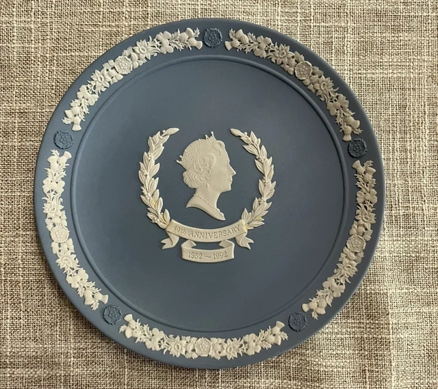 ENGLISH WEDGWOOD JASPERWARE Blue Queen Elizabeth II 40th Anniversary ...