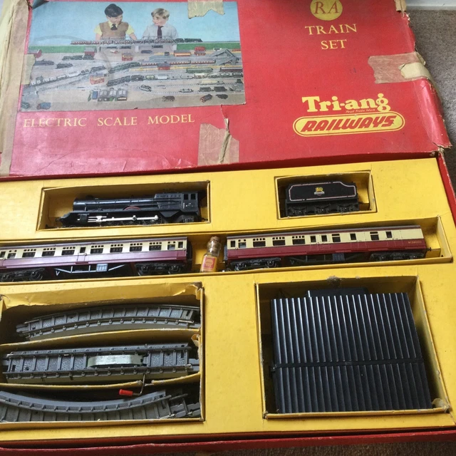 VINTAGE TRI-ANG ELECTRIC Train Set RA Princess Elizabeth Coaches Etc ...