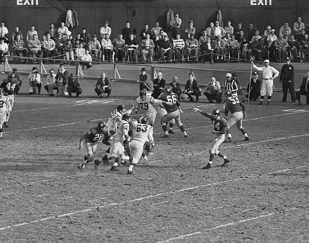 GIANT GENIUS YA Tittle unleashes a 1st period pass as NY Gets - 1961 ...