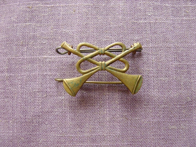 MILITARY BRITISH CAP Badge: Old Military Badge - Trumpeters Arm £8.33 ...