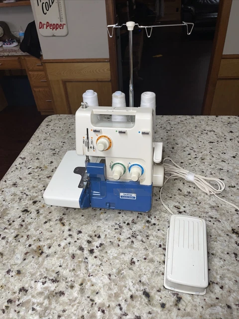 BROTHER MODEL LOCK-523N Serger Macchina da cucire con pedale del cavo ...