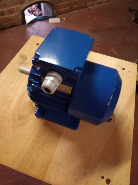 INVERTER CONTROLLED PANEL mounted 0.37kW 1/2HP Electric Motor 3 ph 240v ...