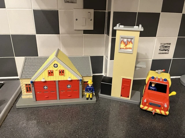 FIREMAN SAM BUNDLE - Fire Station/Building/Venus + 2 Figures (Smaller ...