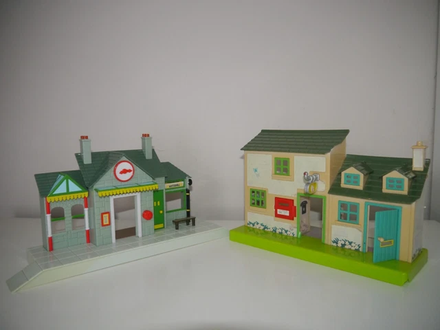 POSTMAN PAT BUNDLE 2 in 1 PAT'S HOUSE/POST OFFICE & TRAIN STATION read ...