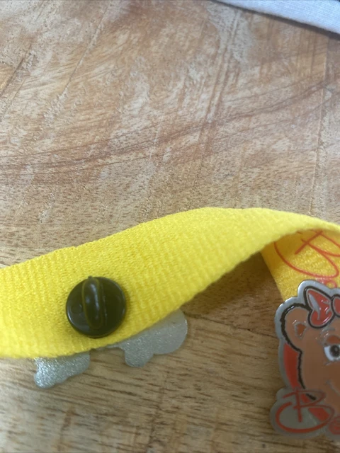 BILLY BEAR PLAYS Football Metal Pin Badge Butlins £3.00 - PicClick UK