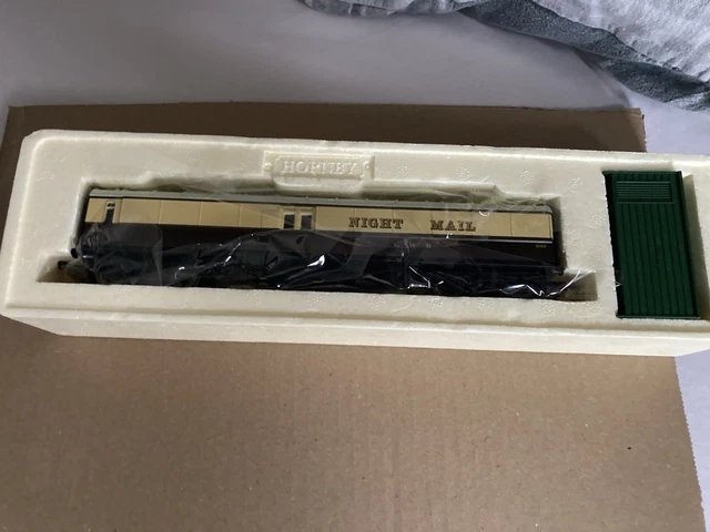 HORNBY OO GAUGE R4526 GWR TPO Operating Mail Coach with Track Side ...