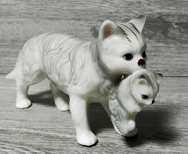 VINTAGE PORCELAIN FIGURINE White Light Grey Tabby Mother Cat Holding ...