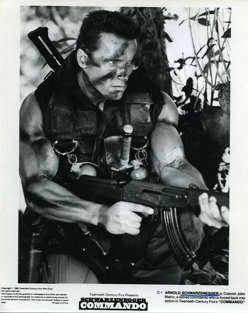 ARNOLD SCHWARZENEGGER FIRING machine gun COMMANDO Muscular Original ...