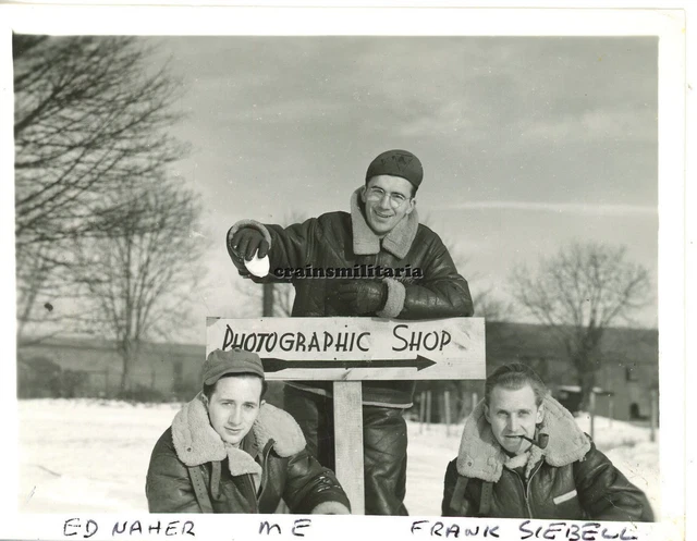 ORIG. FOTO USAAF Fotograf mit Lederjacke Wegweiser Flugplatz WATTON ...
