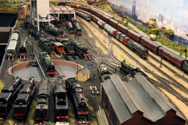 LARGE OO GAUGE Main Line Model Railway Layout. 14ft x 10ft 8in (4267 x ...
