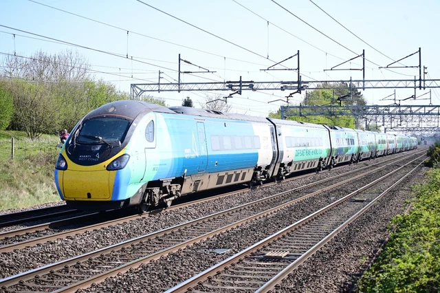 CLASS 390 NO 390121 in climate change at crewe £1.97 - PicClick UK