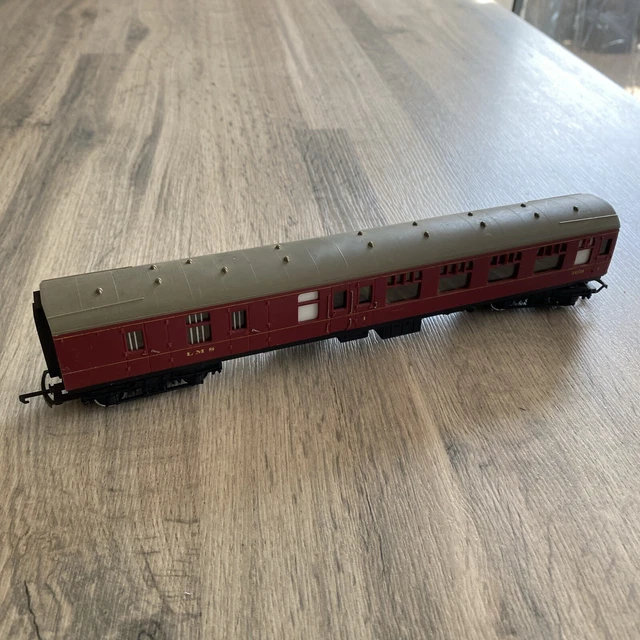 TRI-ANG `OO GAUGE` R423 LMS Mk1 MAROON BRAKE COACH RN 5051 £10.78 ...