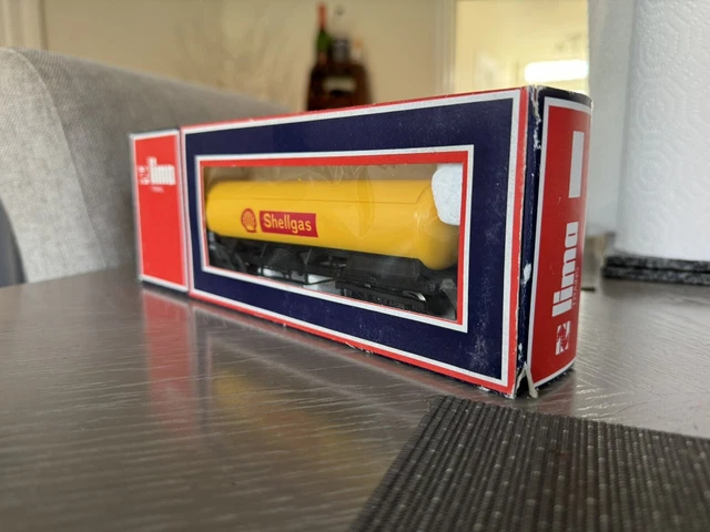 LIMA HO SCALE.....CONTINENTAL Bogie "Shellgas" Tanker (2904)....In ...