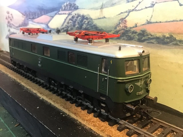 ROCO 04198A H0 scale. OBB class 1110 electric locomotive. No 1110-01 £ ...