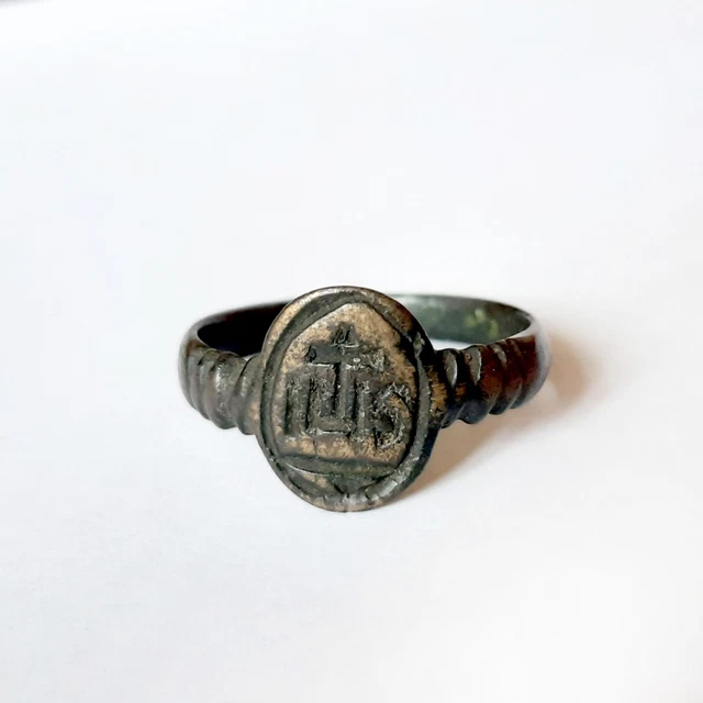 BAGUE DE JÉSUITES en bronze avec le monogramme IHS - XVI/XVIIe siècle ...