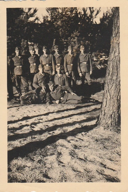 PHOTO SOLDAT ALLEMAND WW2 Luftwaffe en pause dans un bois - 3362 EUR 1 ...