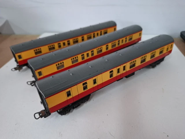 LIMA HO SCALE Rake Of 3 BR Blood And Custard Coaches. 2 X 15215 And 1 X ...
