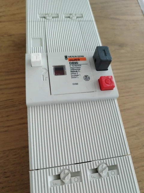DISJONCTEUR DIFFÉRENTIEL DE Branchement Merlin Gérin 13100 DB90 15A 30A ...