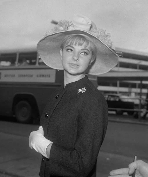 WELSH MODEL AND Showgirl Mandy Rice davies At Heathrow 1963 OLD PHOTO ...