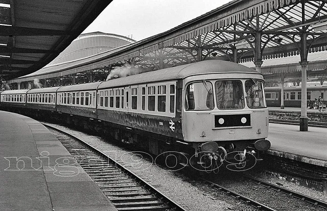 ORIGINAL 35MM B&W Negative Class 124 DMU E51966 Leading at York 21.05. ...