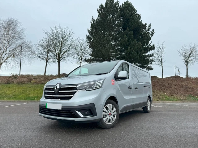 ELECTRIC RENAULT RED Edition Panel Van £38,802.00 - PicClick UK