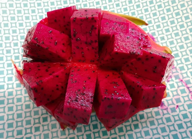 COLUMBIAN SWEET RED Dragon Fruit X 1 Cuttings(Red fleshed) Large fruit ...
