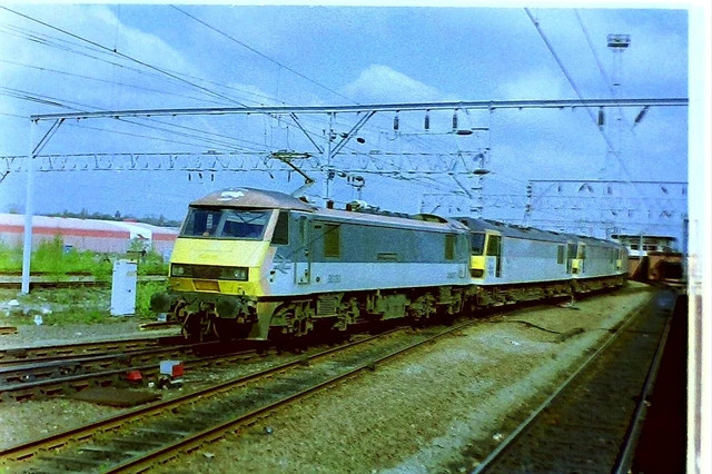 35MM RAILWAY COLOUR Negative Class 90 130 at Crewe 1996 £1.95 - PicClick UK